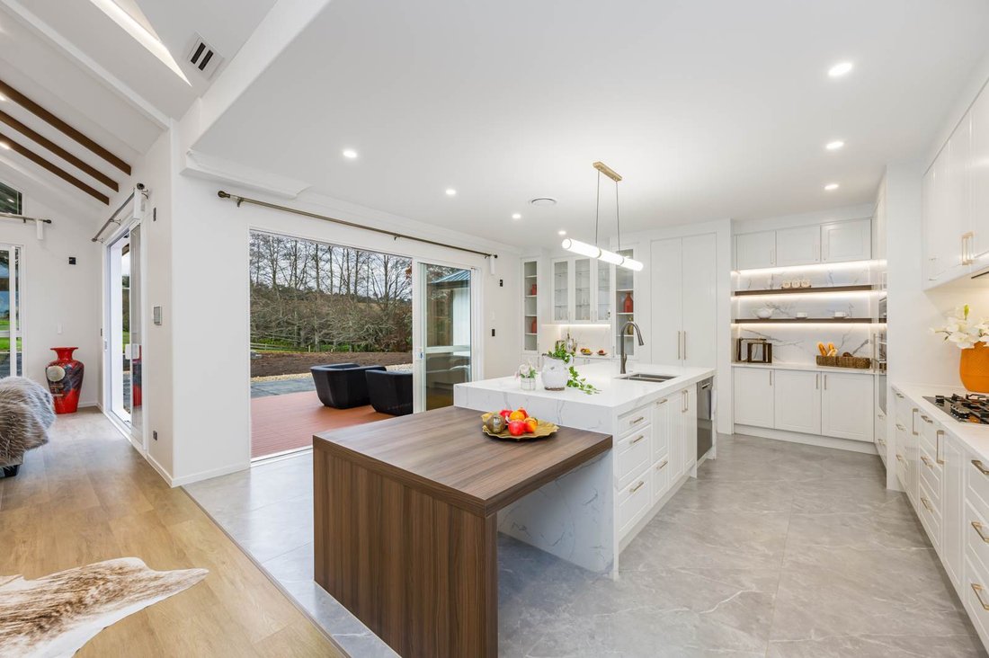 Elegant Bombay Villa With Modern Tech And In Bombay, Auckland, New ...