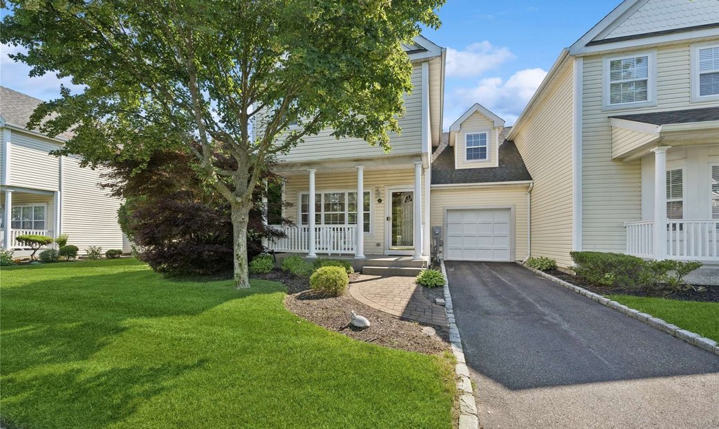 Townhouse Smithtown In Smithtown, New York, United States For Sale ...