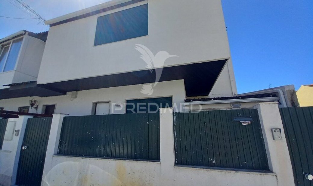 House With 4 Rooms And An Annex With 3 Extra Rooms, In Parede, Lisbon ...