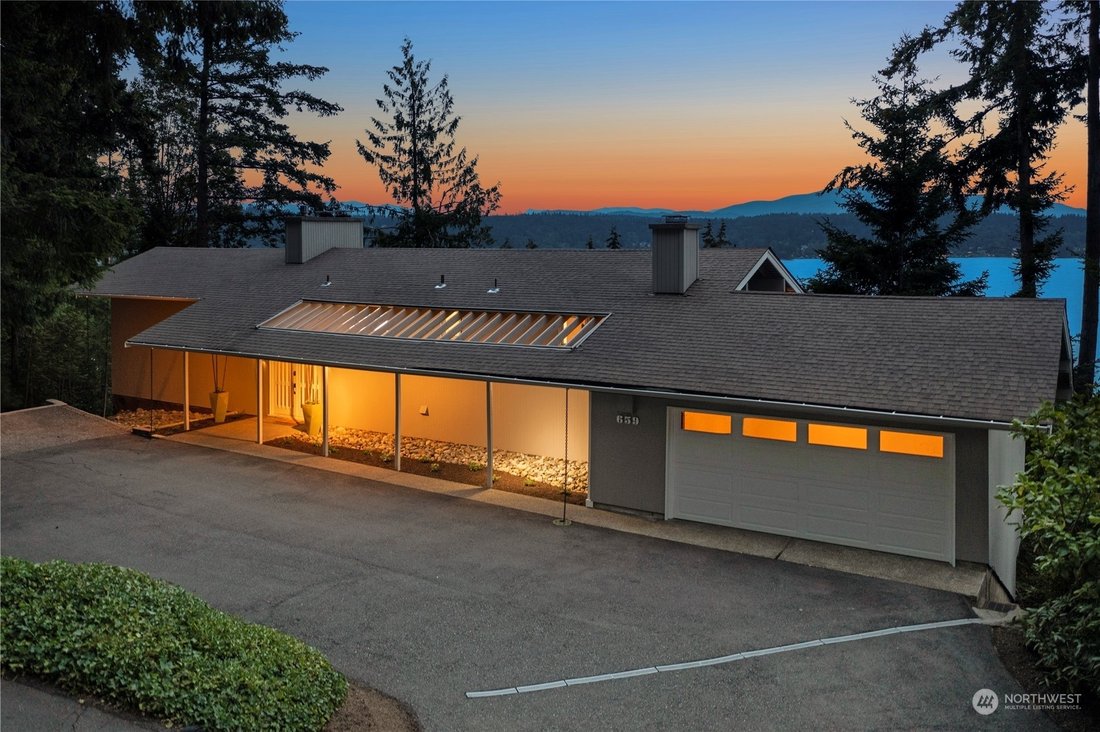 Pacific Northwest Modernism On A In Bellevue, Washington, United States ...