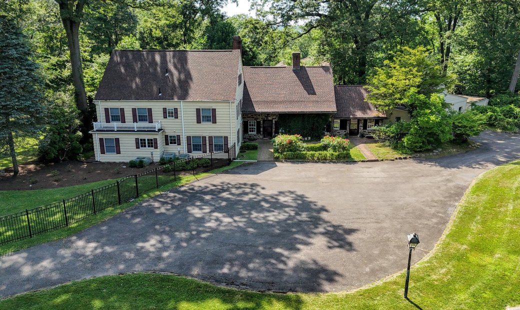 Farmhouse Colonial Home On A In Mahwah, New Jersey, United States For ...