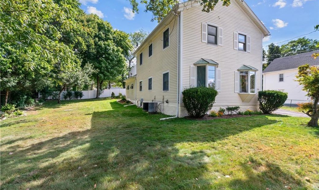 6 Bedrooms Multi Family Home In Johnston, Rhode Island, United States ...