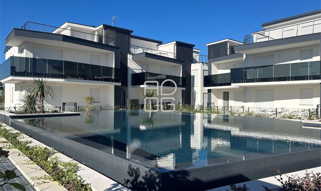 Bilocale Con Sundeck Privato Vista Lago In Peschiera Del Garda, Veneto ...