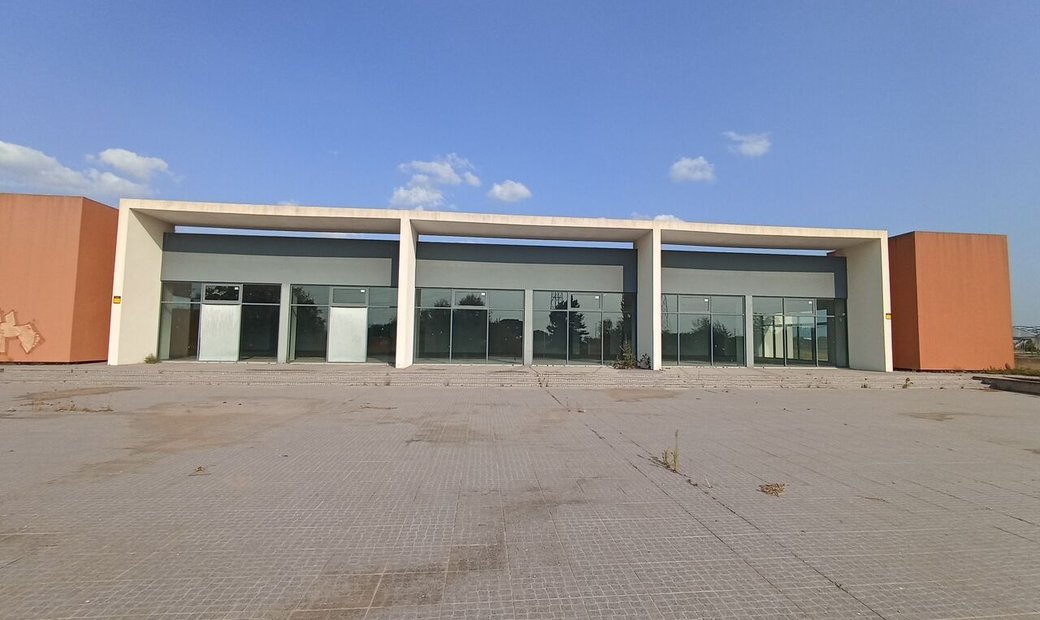 This Large Building With 1760sqm In Samora Correia, Santarém District ...