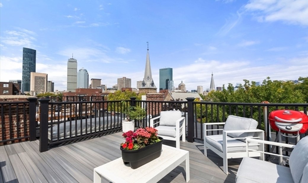 Penthouse Level With Private Roof Deck In Boston, Massachusetts, United ...
