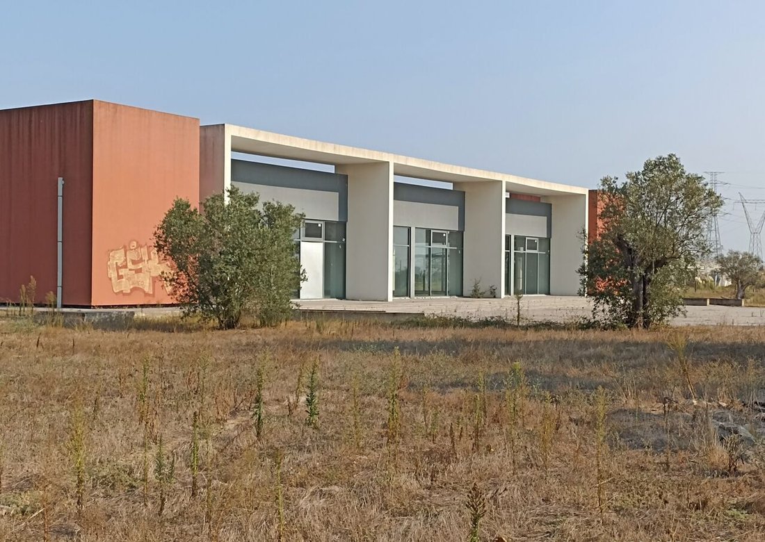 This Large Building With 1760sqm In Samora Correia, Santarém District ...