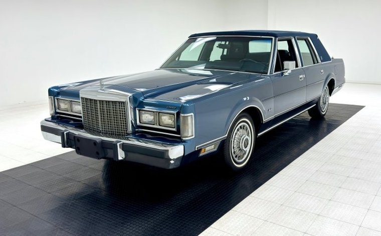 Berline Lincoln Town Car 2024 Lincoln Town Car 2000 Hi Res Stock