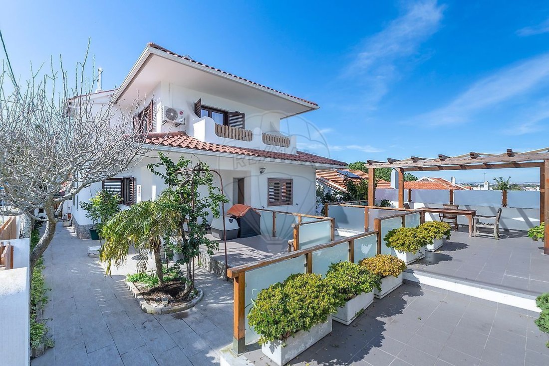 4 Bedroom Villa (Plus 2 Rooms Of 80 And 30sqm), In Trafaria, Setubal ...