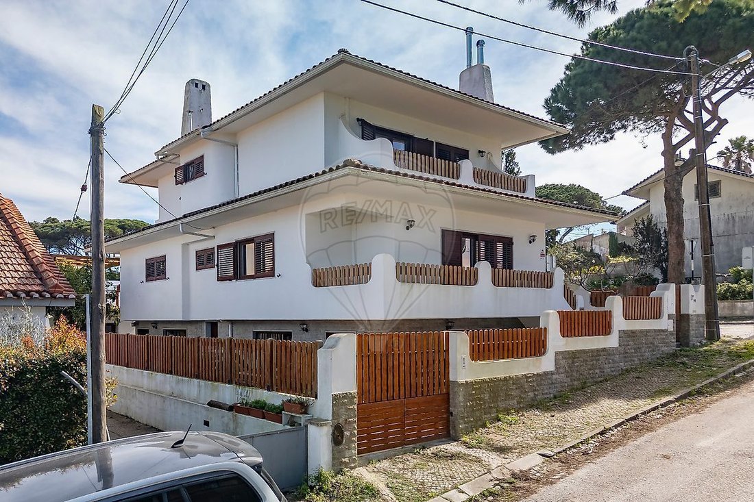 4 Bedroom Villa (Plus 2 Rooms Of 80 And 30sqm), In Trafaria, Setubal ...