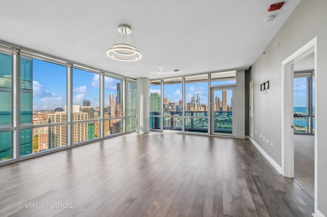 Sky High Condo In Full Amenity Building In Chicago, Illinois, United ...