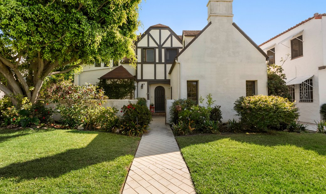 Charmante Maison De Style Néo Tudor Dans West Hollywood, Californie ...