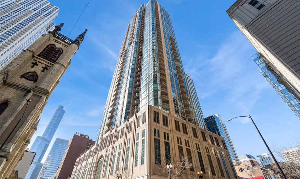 Impeccably Renovated And Reconfigured Condo In Chicago, Illinois ...