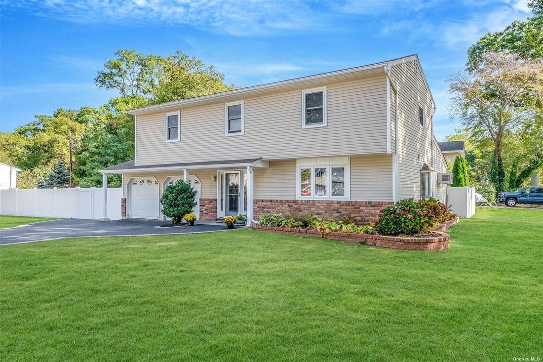 House Hauppauge In Hauppauge, Ny, United States For Sale (14792798)