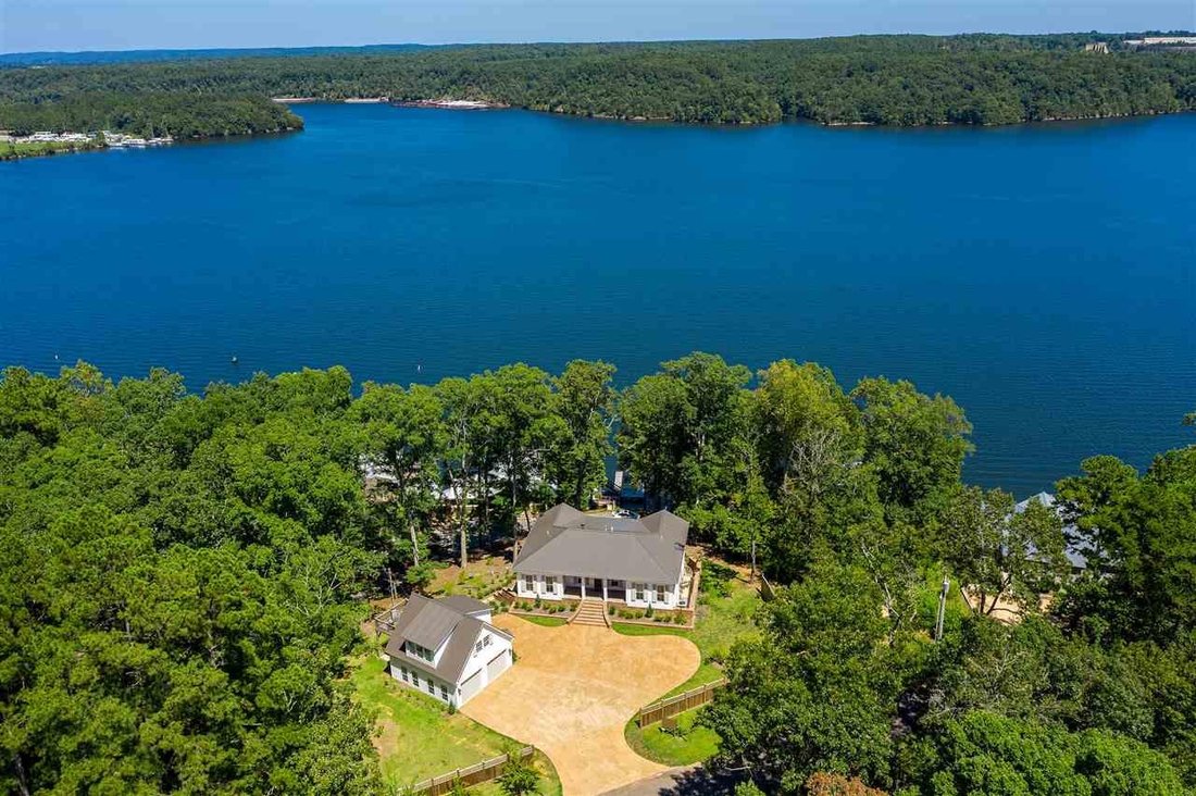 Meticulously Crafted Lakeside Home In Iuka, Mississippi, United States ...
