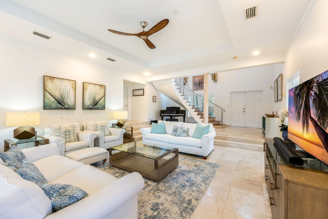 Vivir Frente Al Canal En Las Islas En Grand Harbour, George Town, Islas ...