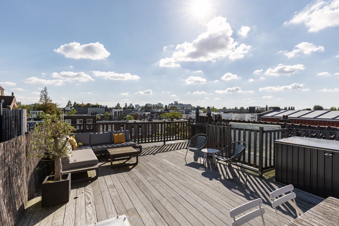 Stylish Apartment Covering 145 M² In In Apollobuurt, North Holland ...