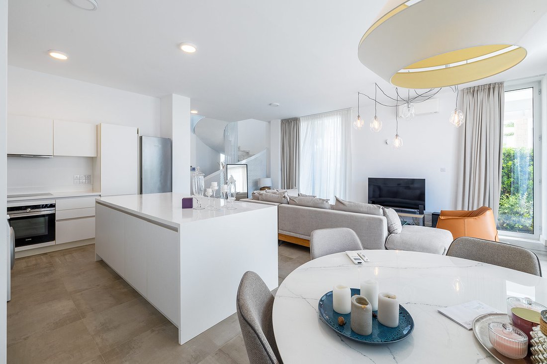 Four Bedroom Mansion In A Popoular Seaside Area Coral In Peyia, Paphos ...