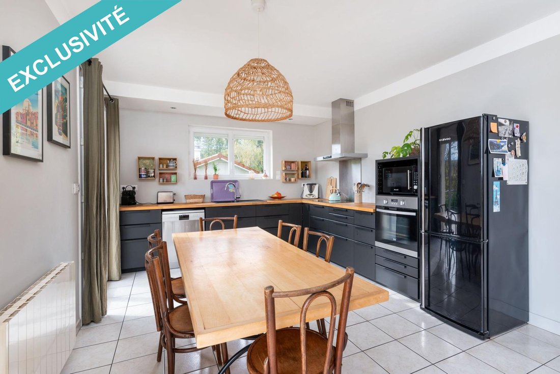 Maison 7 Pieces Piscine In Jardin, Auvergne Rhône Alpes, France For Sale (14850564)