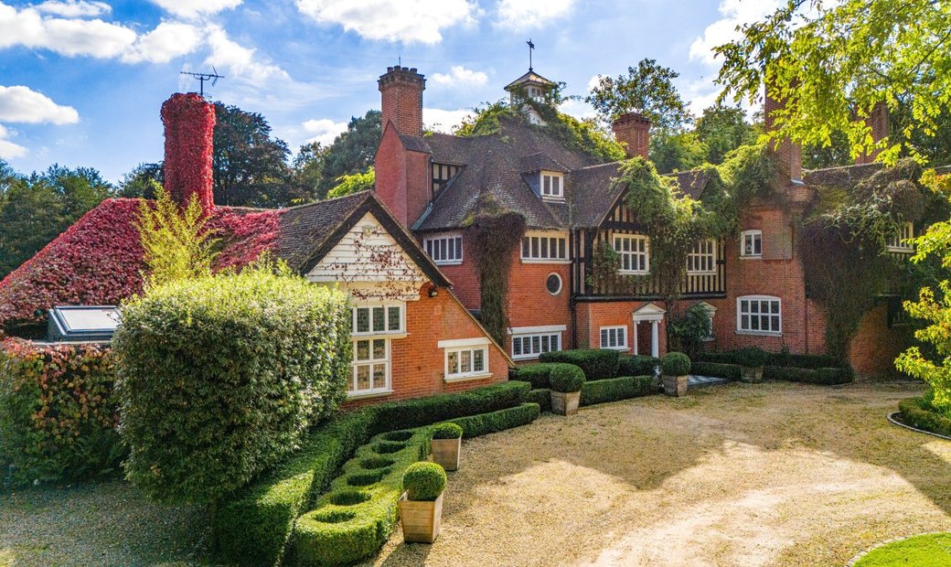 Seven Hills Road, Hersham, Walton On In Hersham, England, United ...