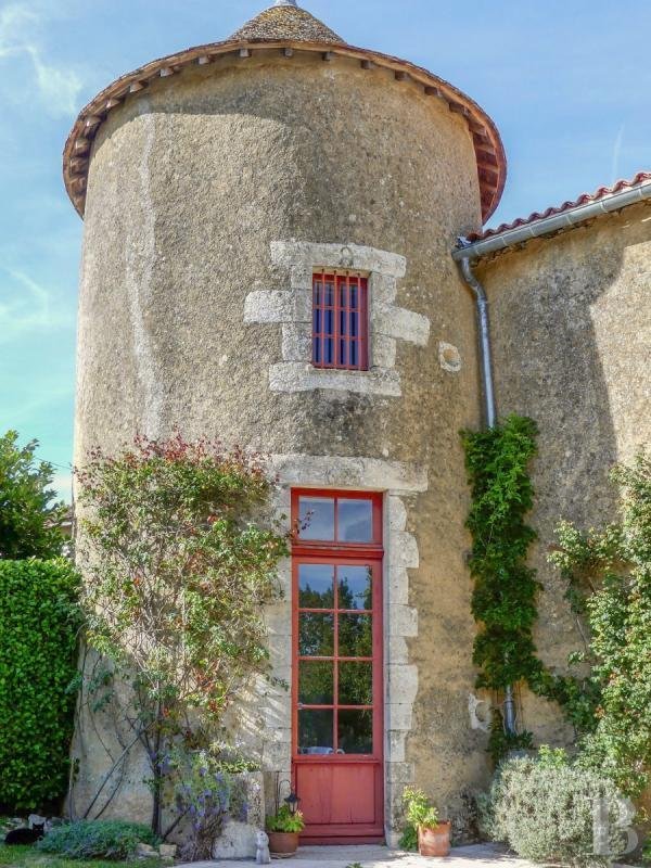 An Old, Well Developed House That Towers In Niort, Nouvelle Aquitaine ...