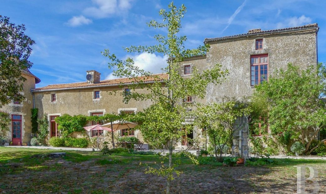 An Old, Well Developed House That Towers In Niort, Nouvelle Aquitaine ...
