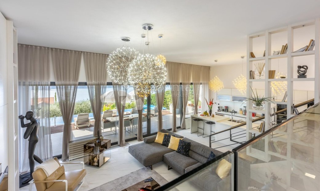 House Crikvenica, 300m2 In Crikvenica, Primorje Gorski Kotar County ...