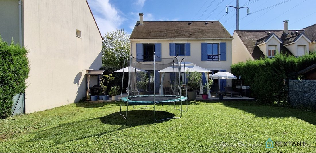 Kaufman House, 6 Rooms In Lã©Signy, 132 M2 In Lésigny, île De France ...
