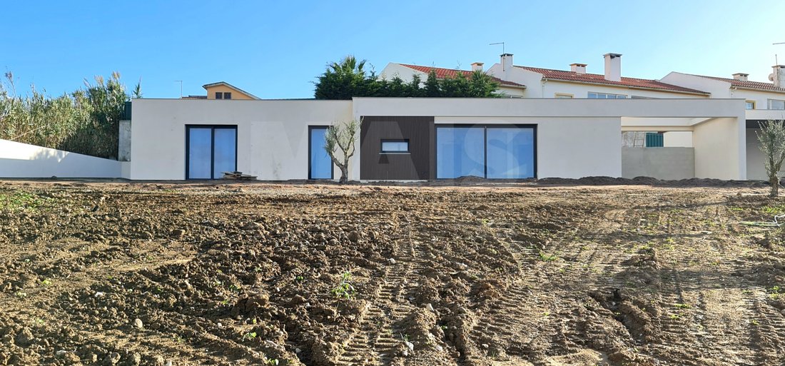 Moradia T3 Com Terreno Logradouro E Piscina (Em In Lourinhã, Lisbon ...