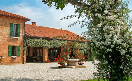 Luxury farm ranches with vineyard / winery for sale in Borbiago, Veneto ...
