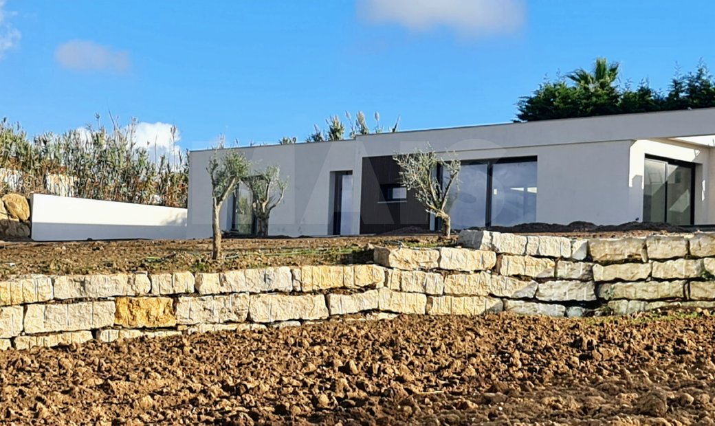 Moradia T3 Com Terreno Logradouro E Piscina (Em In Lourinhã, Lisbon ...