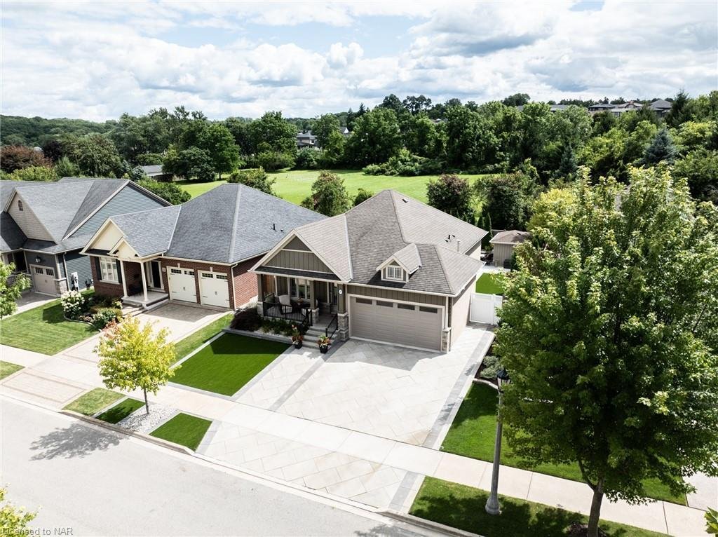 Stunning Home In Picturesque Village In Niagara On The Lake, Ontario ...