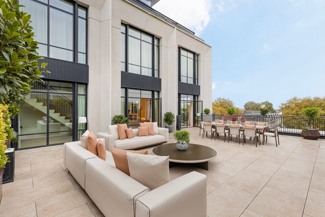 Exquisite Three Bedroom Duplex In The Iconic In London, England, United ...