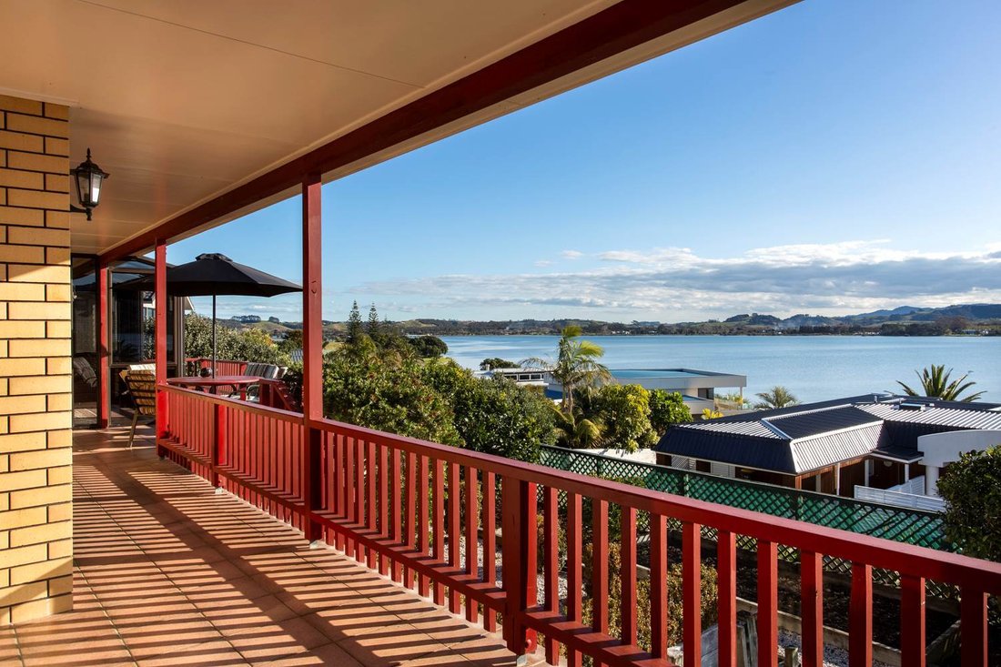 Omaha Treasure: Elevated Views And Prime In Omaha, Auckland, New ...