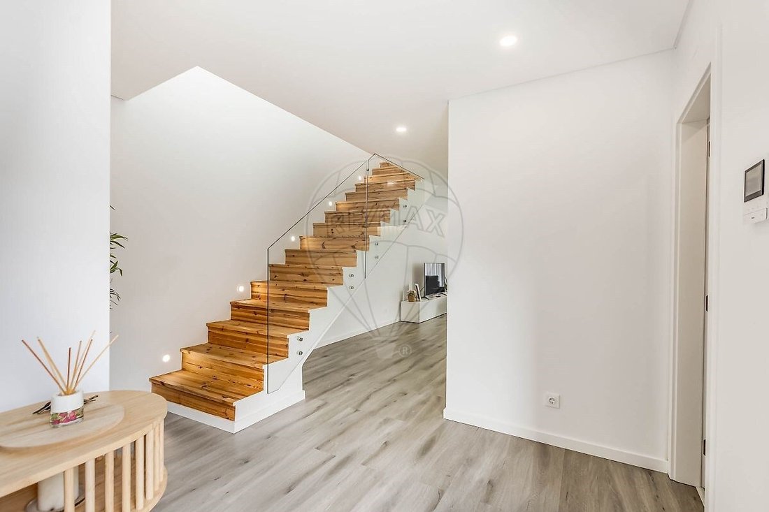 Esta Elegante Moradia T3, Com 150m² In Santa Iria De Azoia, Lisbon ...