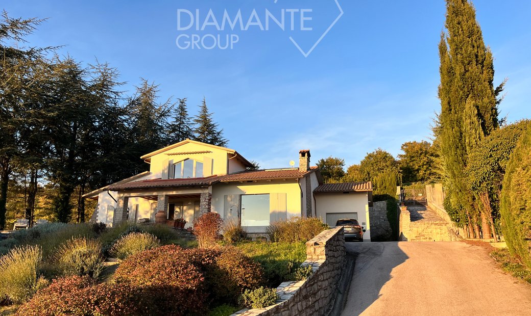 Villa Su Due Livelli Con Garage, Cantina, Parco Con In La Cima, Umbria ...