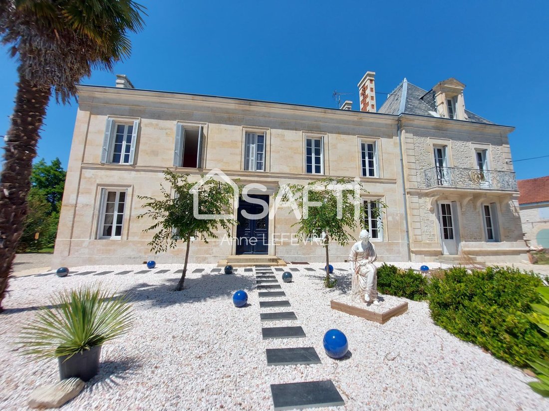 Magnifique Manoir Avec Parc Arboré De In Marsais, Nouvelle Aquitaine ...