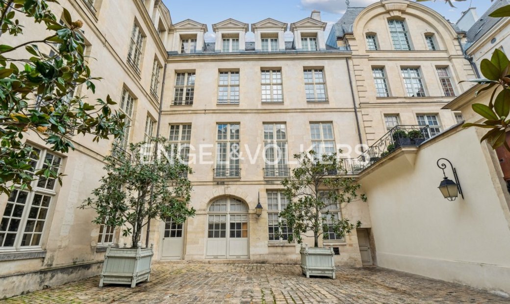 Île Saint Louis Haven Of Peace Hôtel De In Paris, île De France, France ...