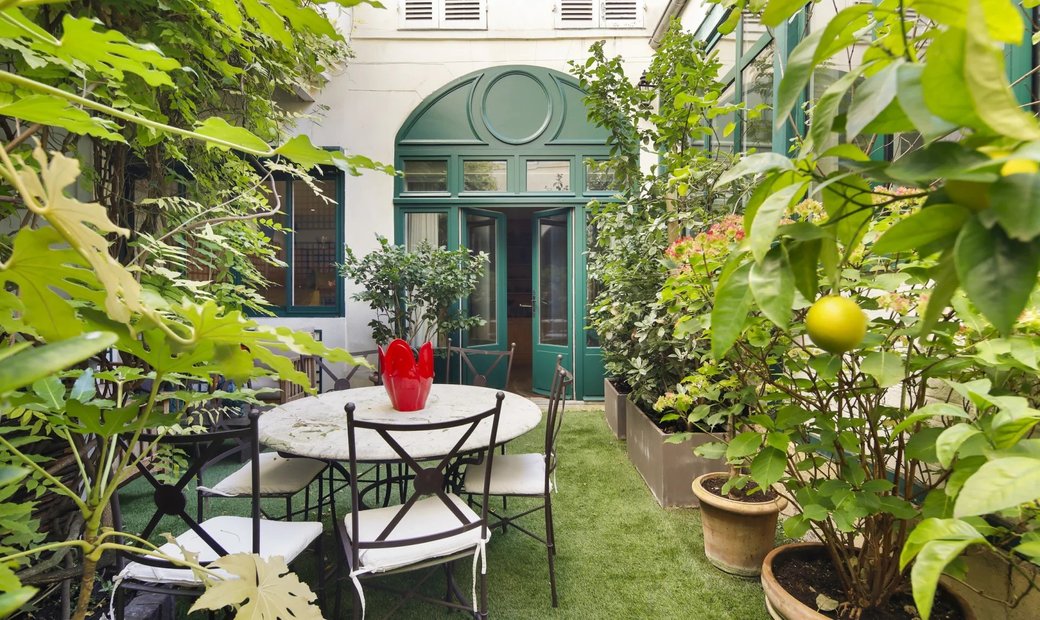 A Haven Of Peace With A Leafy Courtyard In Paris, île De France, France ...