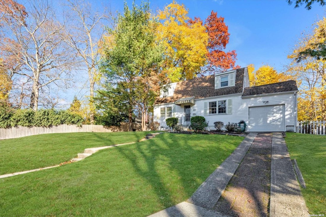 House Smithtown In Smithtown, New York, United States For Sale (14987391)