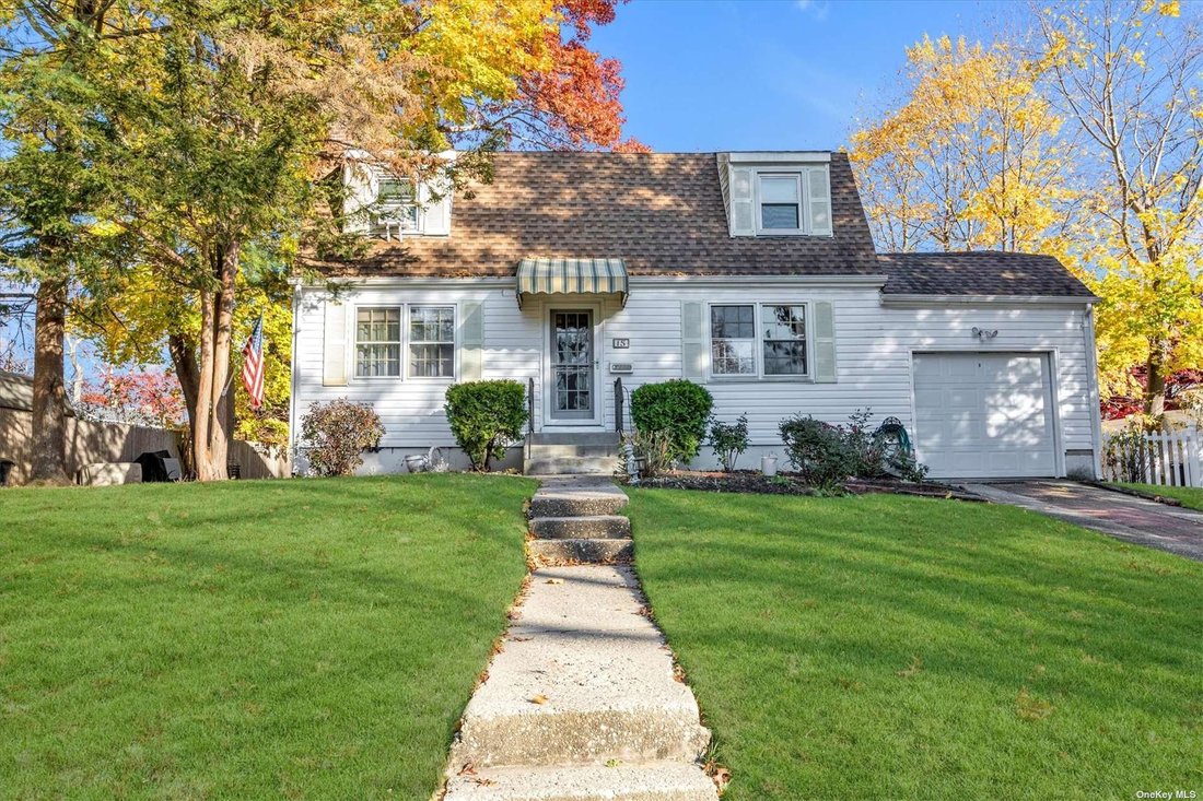 House Smithtown In Smithtown, New York, United States For Sale (14987391)