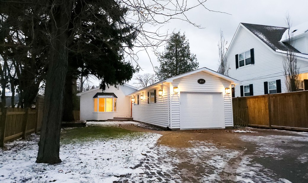 Charming Bungalow In Notl In Niagara On The Lake, Ontario, Canada For ...