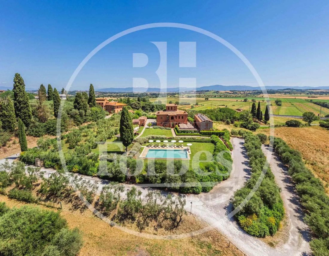 Elegant Leopoldina Villa For Sale In The Sienese In Bettolle, Tuscany ...
