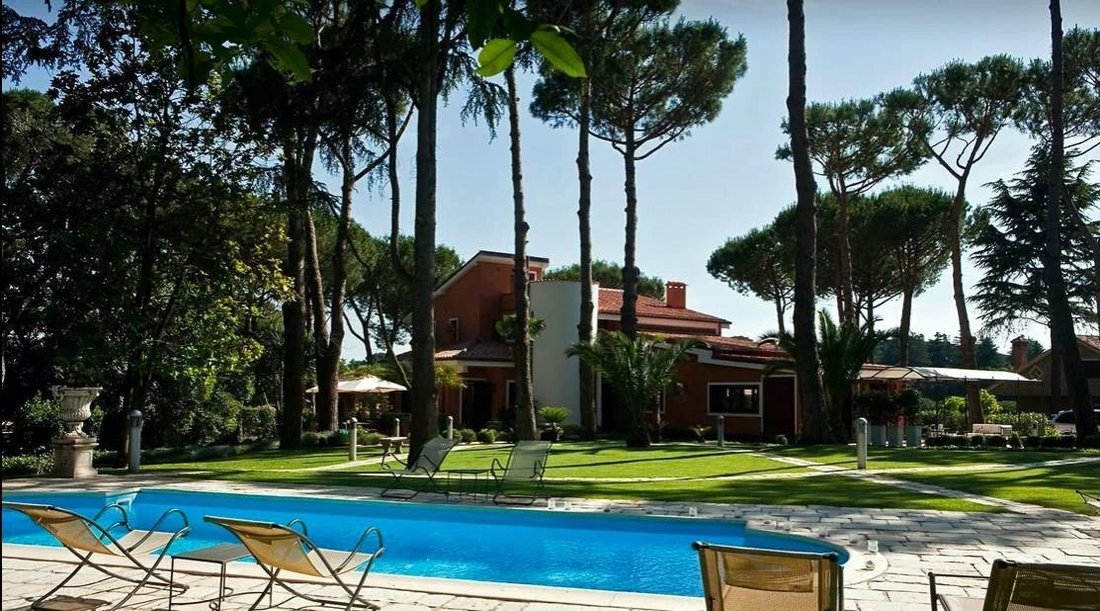 Modern Contemporary Villa In Front Of Villa Pamphili Park In Rome ...