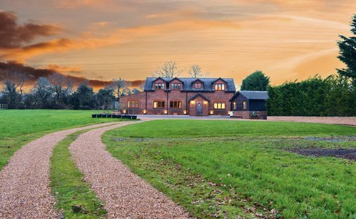 Maisons de luxe à vendre à Welham Green, Angleterre, Royaume-Uni ...