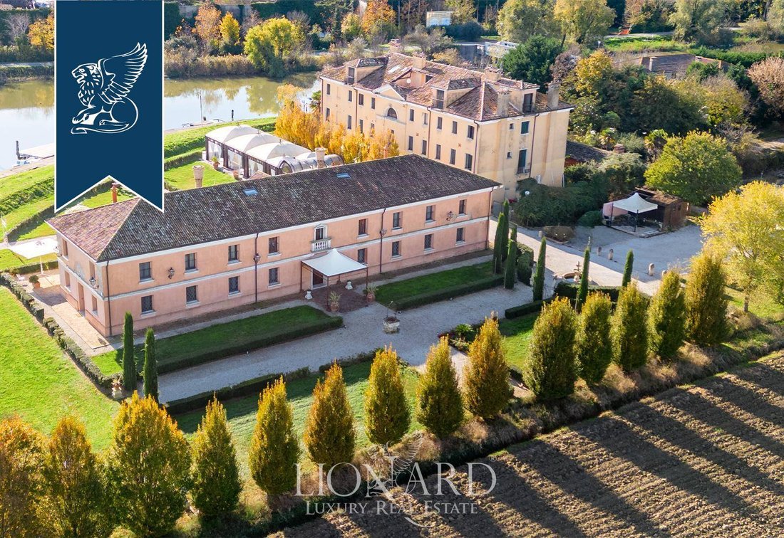Elegant 16th Century Venetian Villa By The Banks Of The In Loreo ...