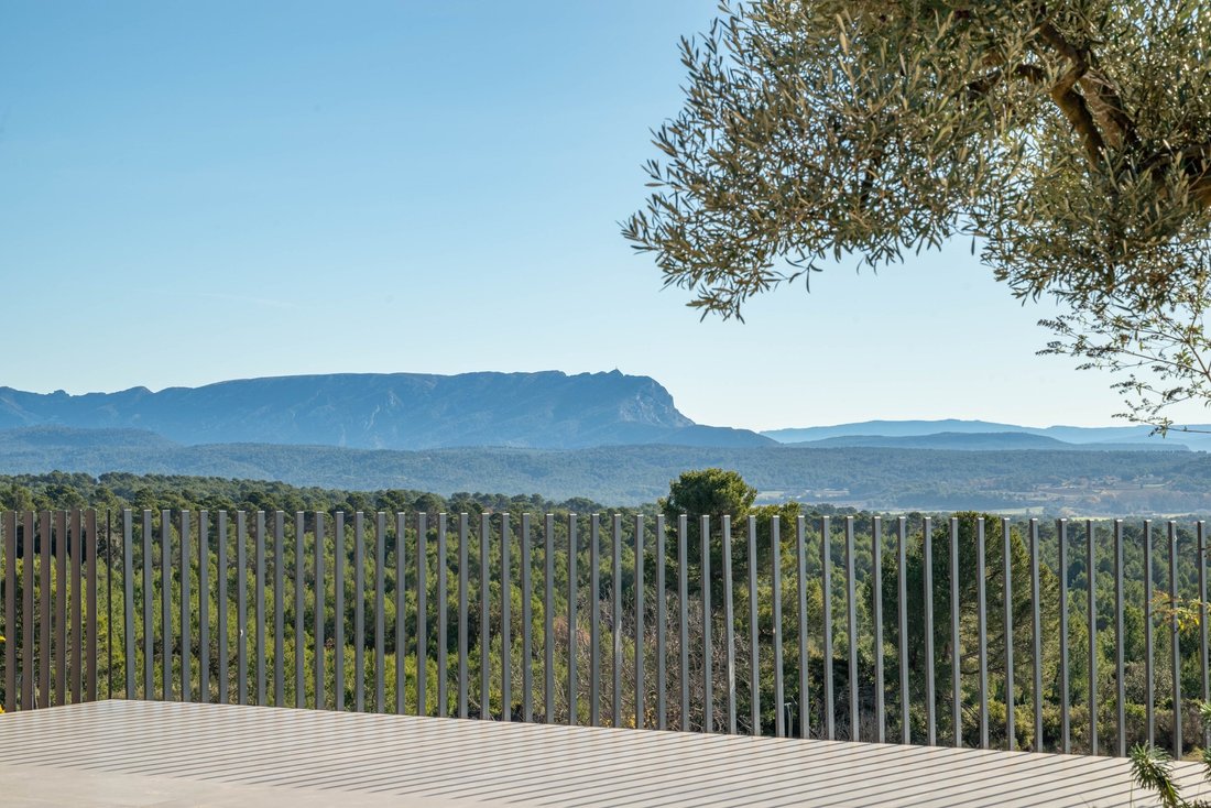 Mont Sainte Victoire In Aix En Provence, Provence Alpes Côte D'azur ...