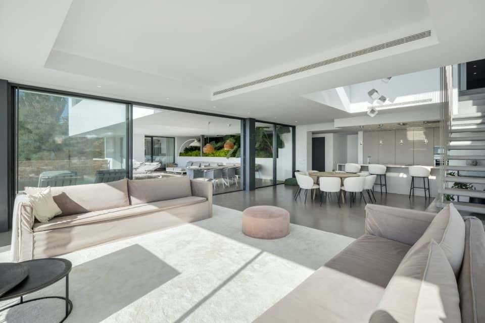 Por Encima De La Costa, Donde La Tierra Se En Benahavís, Andalucía ...