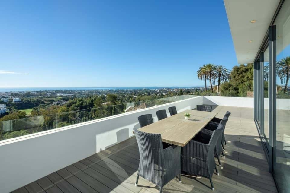 Por Encima De La Costa, Donde La Tierra Se En Benahavís, Andalucía ...