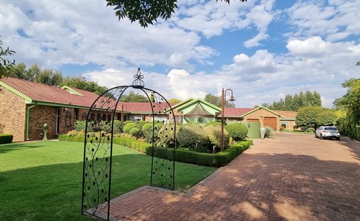 Luxury houses with pool for sale in Meyerton Ext 6, Meyerton, Gauteng ...