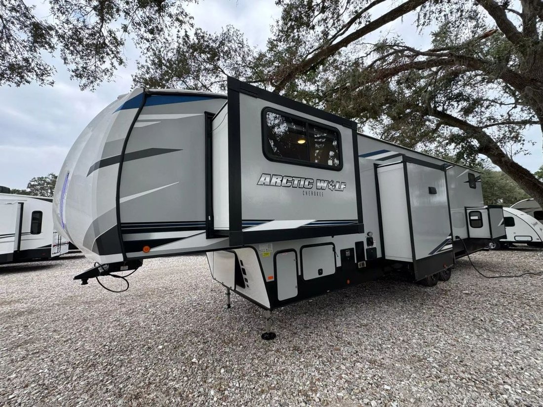 2022 Cherokee Arctic Wolf 3990 Suitenull